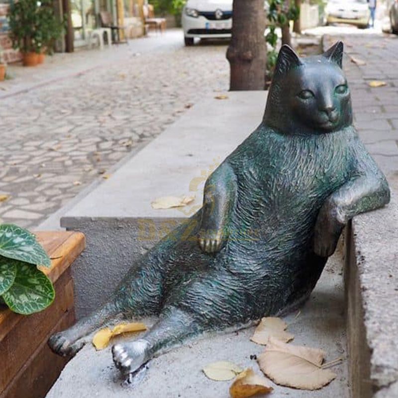 Tombili The Cat D&Z sculpture