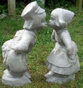 Outdoor kissing dutch couple garden statues